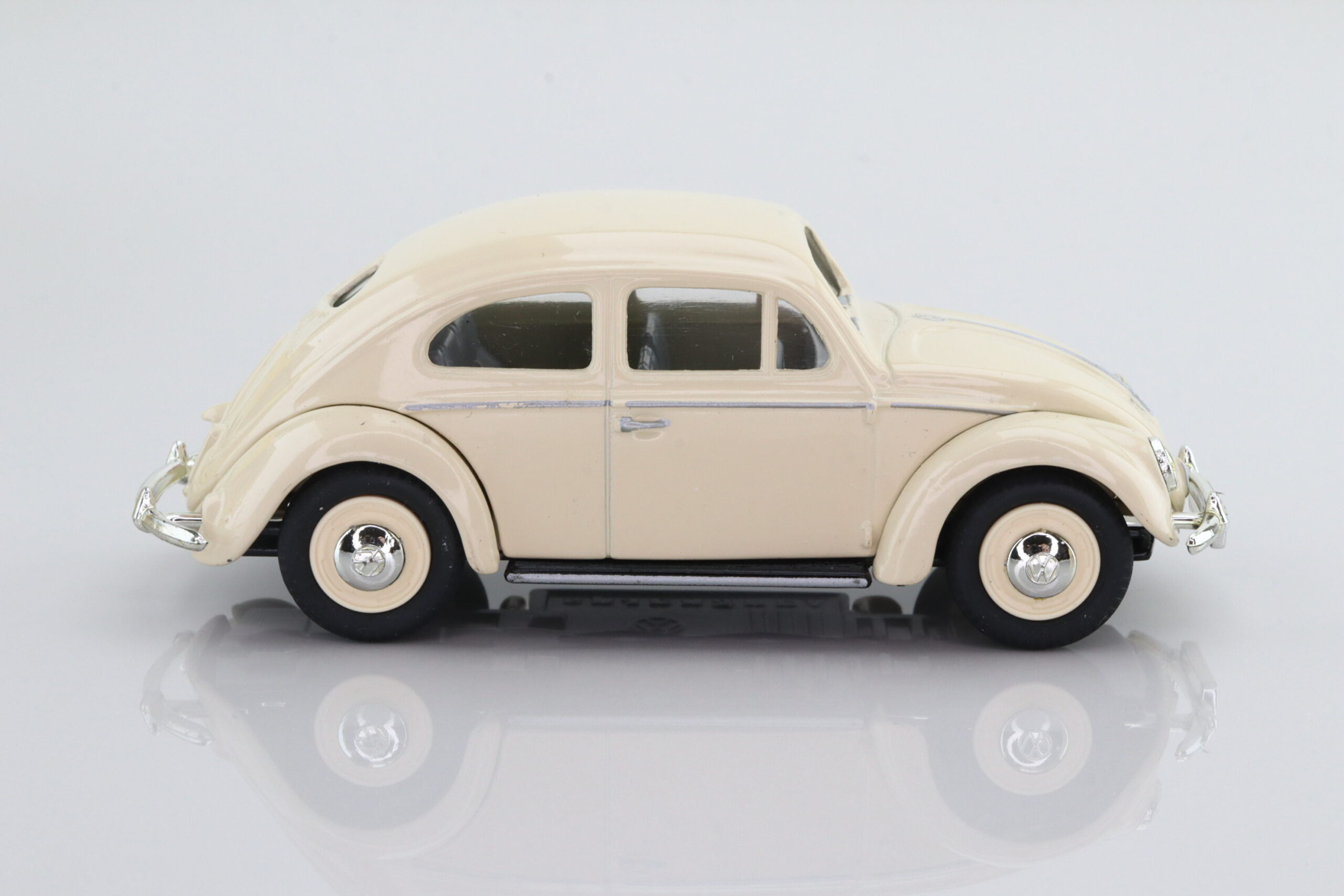 Vanguards VA12000 1/43 VW Split Screen Beetle in beige – Gravesend ...