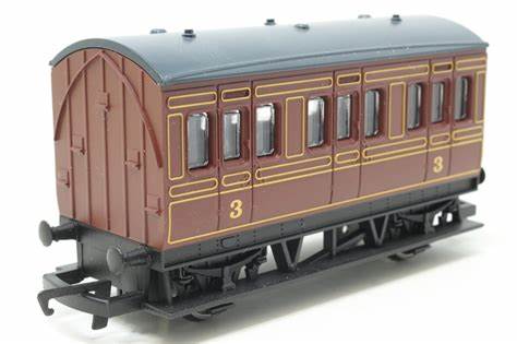 Hornby R468 LMS 4 Wheel Coach – Gravesend Model Centre
